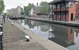 New gates to be lifted into Newark Town Lock - PressReader