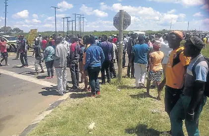MALAMULELE RESIDENTS CONTINUE WITH STRIKE - PressReader