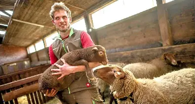 „Moin Leute, ich bin’s, Axel, euer blinder Landwirt“ - PressReader