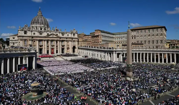 Une marée humaine pour le « pape du peuple » - PressReader