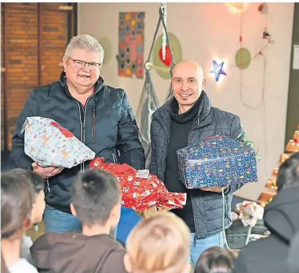 Geschenke für die Kinder in der Asylunterk­unft - PressReader