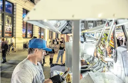 Downtown Lexington hot dog stand is a late-night hit - PressReader