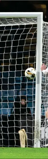 Gordon to the rescue as 10-man Hearts grind out victory - PressReader