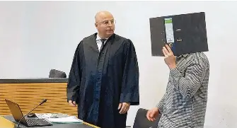 Raser fährt zwei Menschen tot und schweigt - PressReader