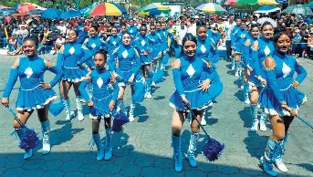 CELEBRARON SUS FIESTAS CON UN DESFILE - PressReader