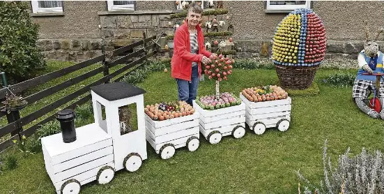 Unzählige Ostereier zieren diesen Garten im Poisental - PressReader