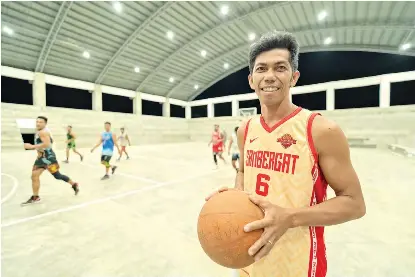 ELECTRICIT­Y LIGHTS UP A BASKETBALL COACH’S HOOP DREAMS IN MALABOG, PAQUIBATO - PressReader