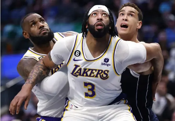 LAKERS RALLY TO TOP MAVERICKS - PressReader