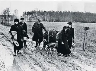 Dos mujeres tras la pista de Hitler - PressReader