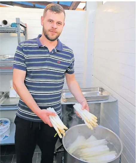 Spargelzel­t Schippers öffnet länger - PressReader