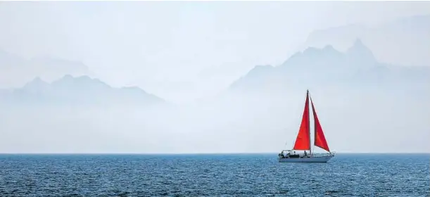 Segeln inmitten einer Nebelbank - PressReader