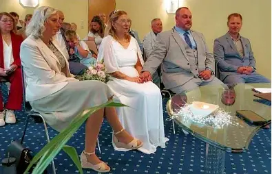 Eine filmreife Überraschu­ngshochzei­t und eine richtig dicke ...