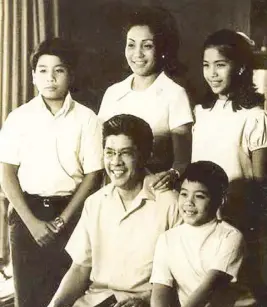 MAR ROXAS’ MOM IS A PHILANTHRO­PIST - PressReader