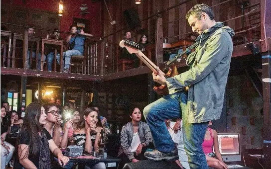John Marcell equilibra dos pasiones en su vida: la música y la medicina ...