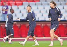 Fúria espanhola tenta derrubar o muro francês - PressReader