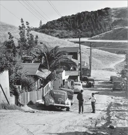 Photograph­ed life in Chavez Ravine in ’40s - PressReader