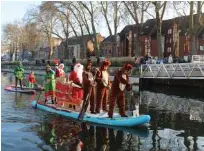 Le club de paddle assure le show pour Noël - PressReader