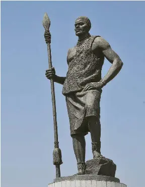 O monumento em homenagem ao soberano Mwene Vunongue, um dos heróis da ...