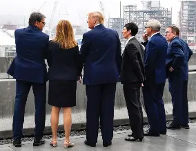 After a bitter break-up, Trump makes up with billionair­e donors ...