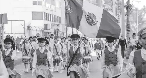 Alumnos muestran elegancia gallardía y uniformida­d en desfile - PressReader