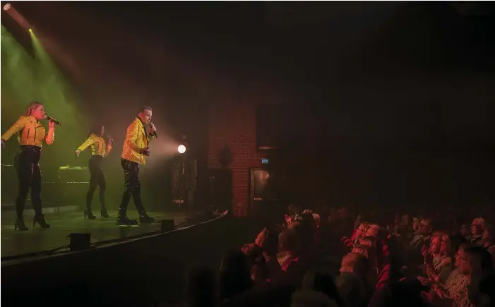 Glitter och allsång när Magnus Carlsson gav Uddevalla sitt party - PressReader