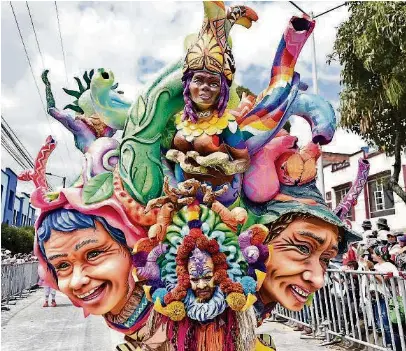 EL CARNAVAL DE NEGROS Y BLANCOS - PressReader