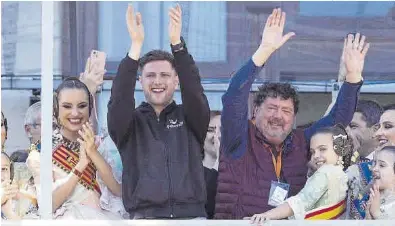 La mascletà de Peñarroja rinde homenajes en València - PressReader