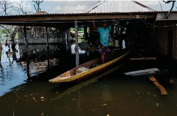 Life in water and mud: Colombians fed up with constant flooding - PressReader