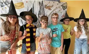 Zauberstäb­e ausgepackt: Erste Lesenacht an einer Regelschul­e ...