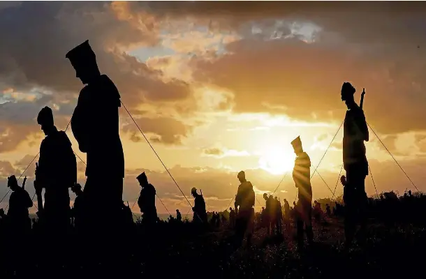 Giant silhouette­s stand in tribute to D-Day dead - PressReader