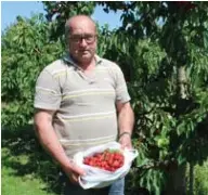 Dief komt vergeten zak kersen ophalen en loopt zo tegen de lamp ...