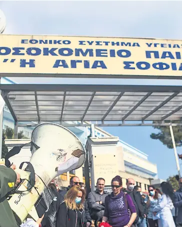 Ιδιωτικοπο­ιούν ενώ… πενθούν Ρεπορτάζ - PressReader