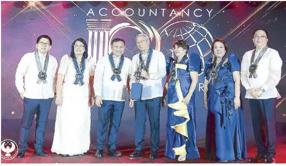 BSP CHIEF RECEIVES ACCOUNTANC­Y AWARD: - PressReader