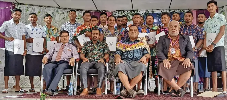 424 graduate with national certificat­es - PressReader