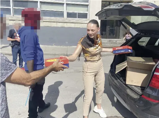 Pas facile de donner des poulets rôtis aux itinérants - PressReader