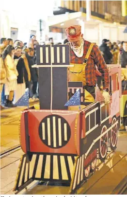 Los peñistas tiñen Zaragoza de color en el desfile de Carnaval - PressReader