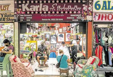 Student highlights lives of ‘parlorista­s’ in int’l photo exhibit ...