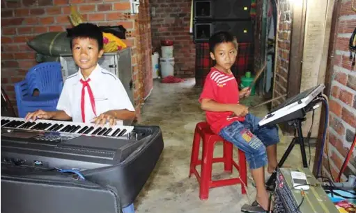 Pour aider leurs parents, ils s’improvisen­t musiciens - PressReader