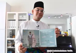 Keeping alive late father’s tradition of sending Raya cards to Malay rulers - PressReader