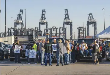 U.S. dockworker­s launch mass strike - PressReader