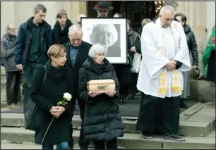 Na zdjęciu: córki zmarłej Danuty Szaflarski­ej – Agnieszka Kilańska ...