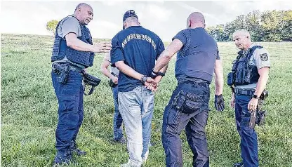 Duell mit den Menschensc­hmugglern - PressReader