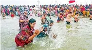 Maha Kumbh: Devotees brave biting cold to take holy dip in Sangam - PressReader