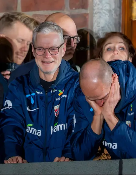 HYLLEST TIL TIL Å GRINE AV - PressReader