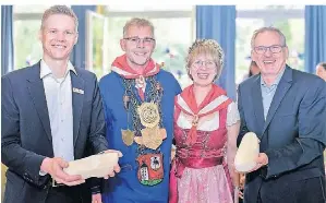 Klompenkön­igspaar besucht Schule - PressReader