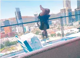 Practicaba yoga, perdió el equilibrio y cayó 25 metros - PressReader