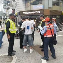 Squads on Tokyo streets have new quarry: litterbugs | The Boston Globe ...