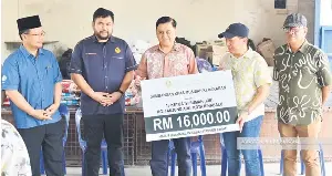 Mangsa kebakaran Tg Aru terima sumbangan khas - PressReader