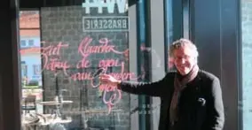 Kalligraaf Christian De Schepper geeft brasserie W44 extra dimensie ...