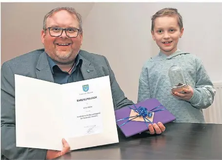 Jonas erhält jetzt einen Sonderprei­s - PressReader